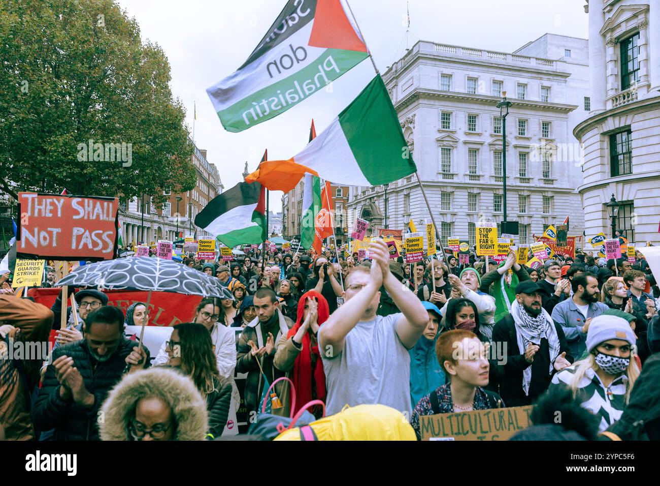 Anti-racism counter-protesters rally for their Stop Tommy Robinson ...