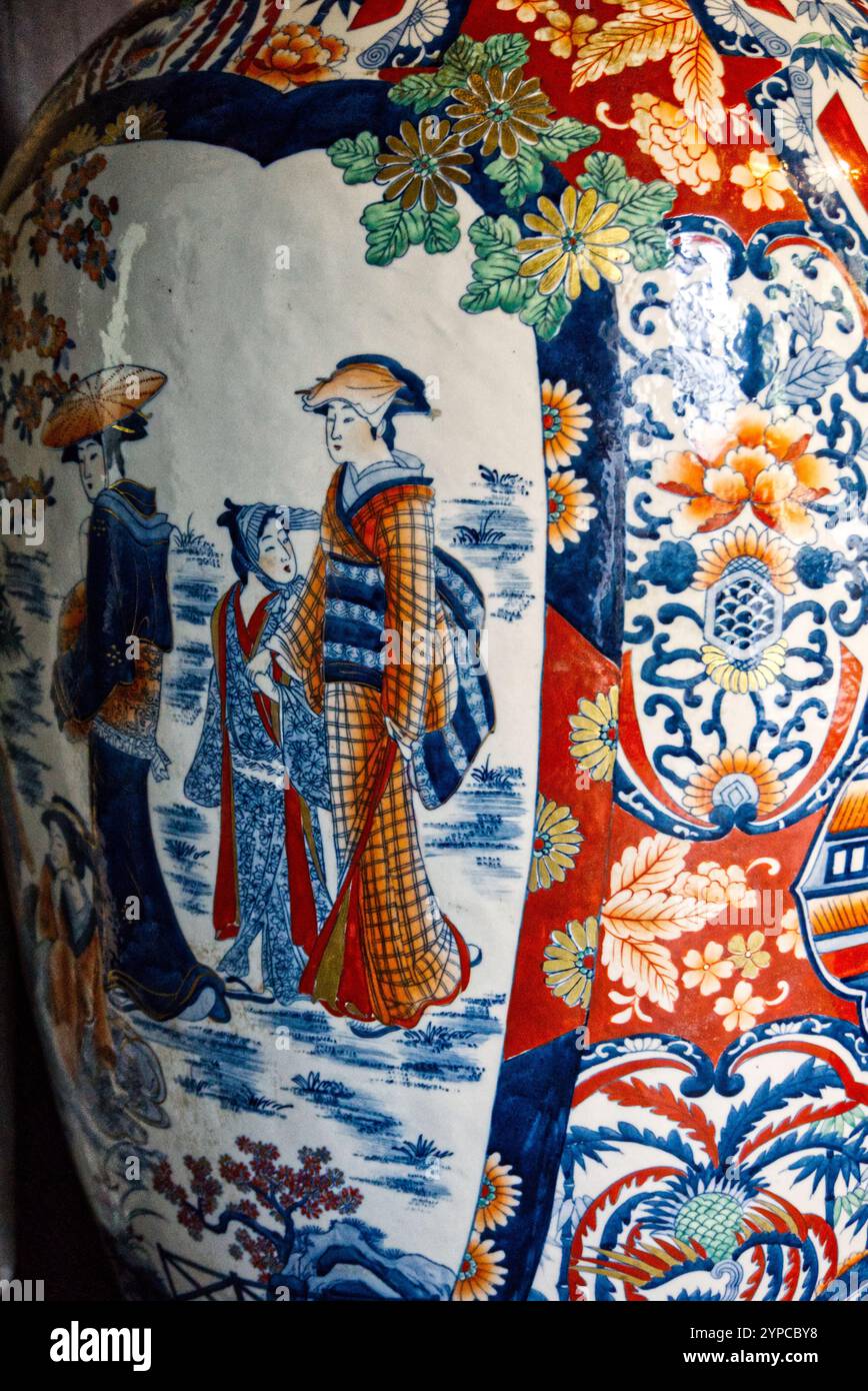 Vintage traditional ceramics asia hi-res stock photography and images ...