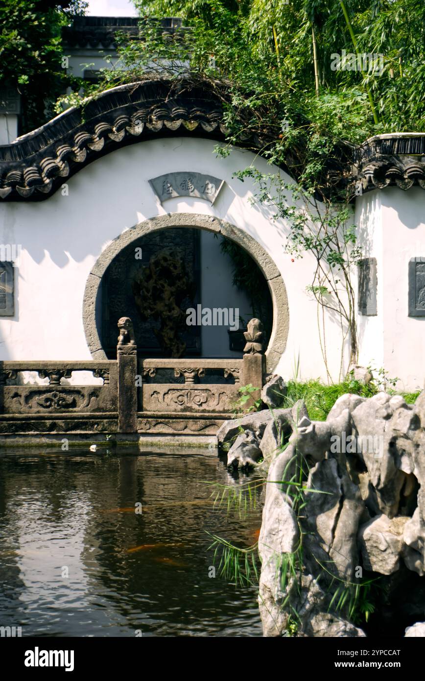 Chinese round door hi-res stock photography and images - Alamy
