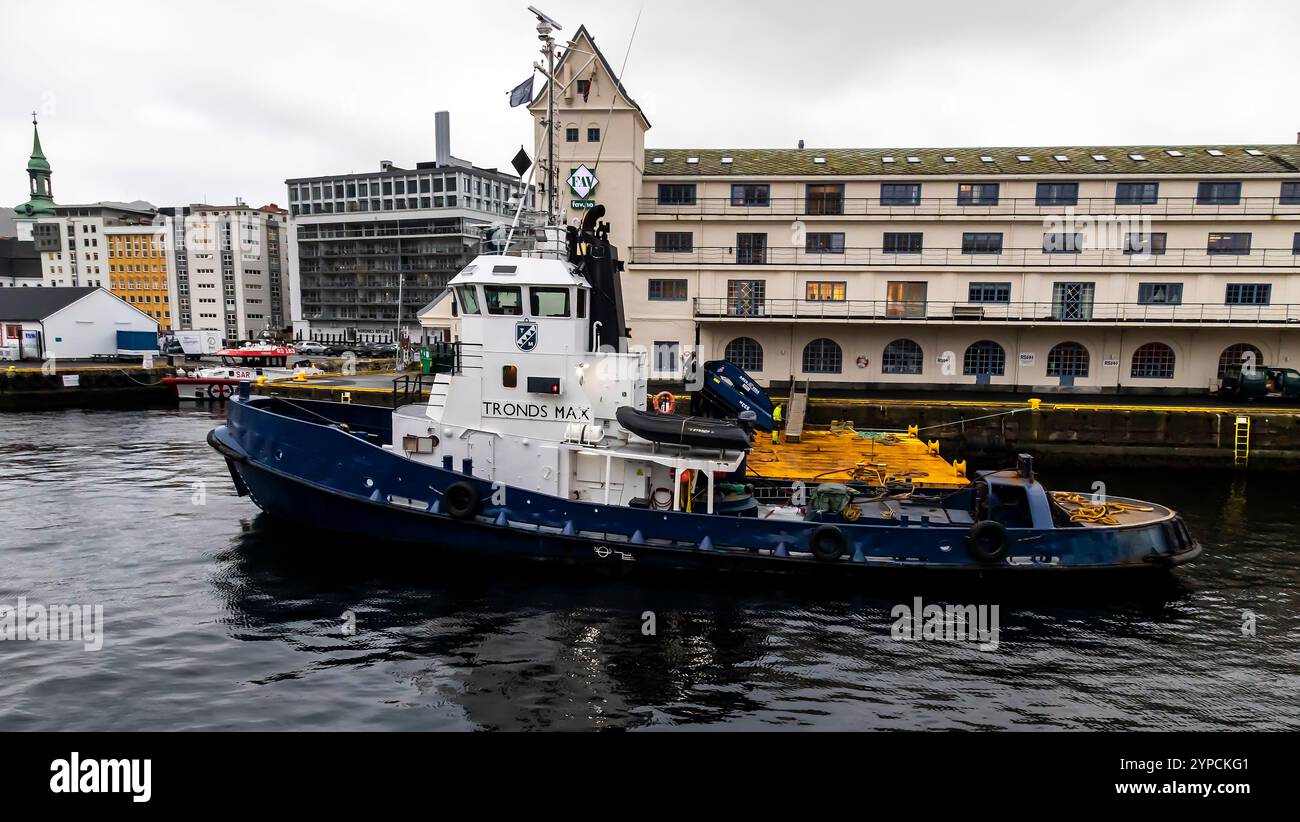 Tug boat Tronds Max with a floating quay at Tollboden quay, in the port of Bergen, Norway Stock ...