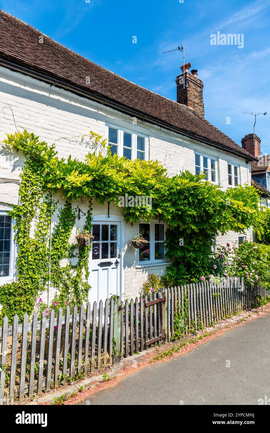 Cottage with fence hi-res stock photography and images - Alamy