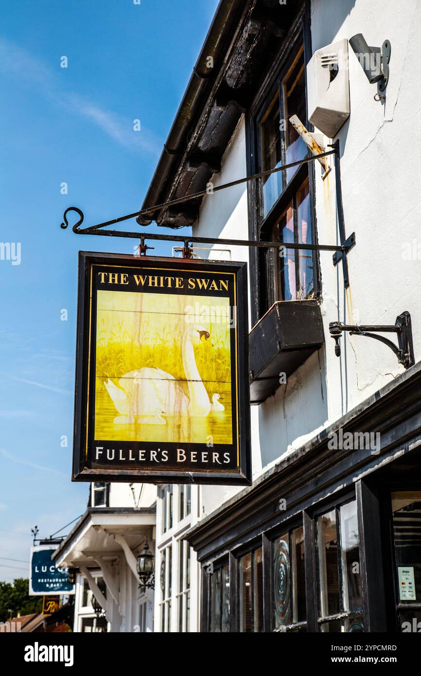 White swan pub sign hi-res stock photography and images - Alamy