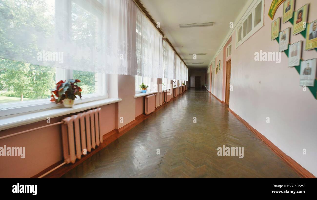 Elementary school library quiet hi-res stock photography and images - Alamy