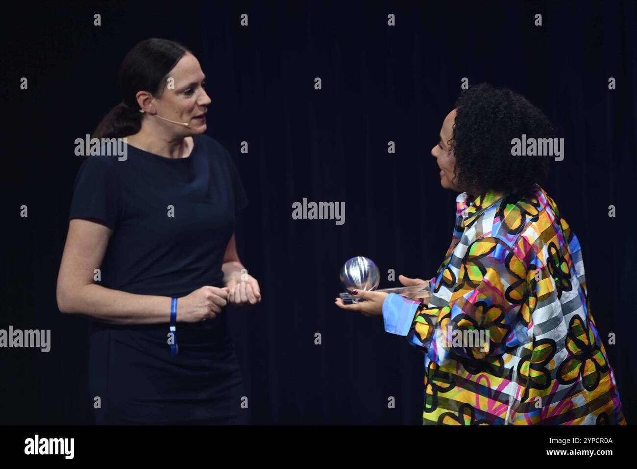 Emelie SANDE, rechts, Saengerin, bekommt den Ehrenpreis de Deutschen ...