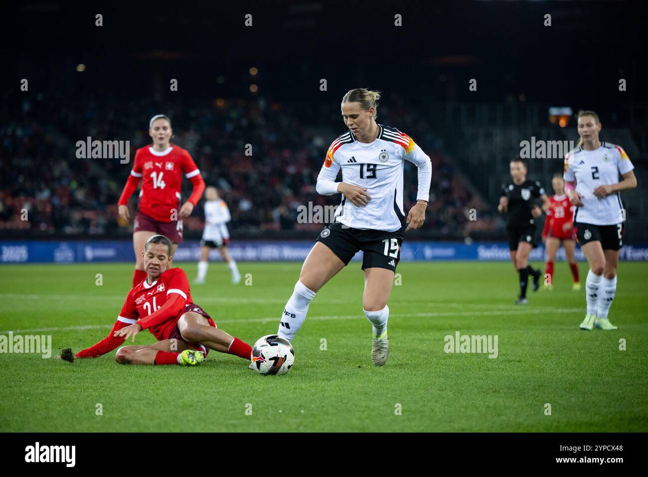 Klara Buehl (Deutschland, #19) im Zweikampf mit Iman Beney (Schweiz ...