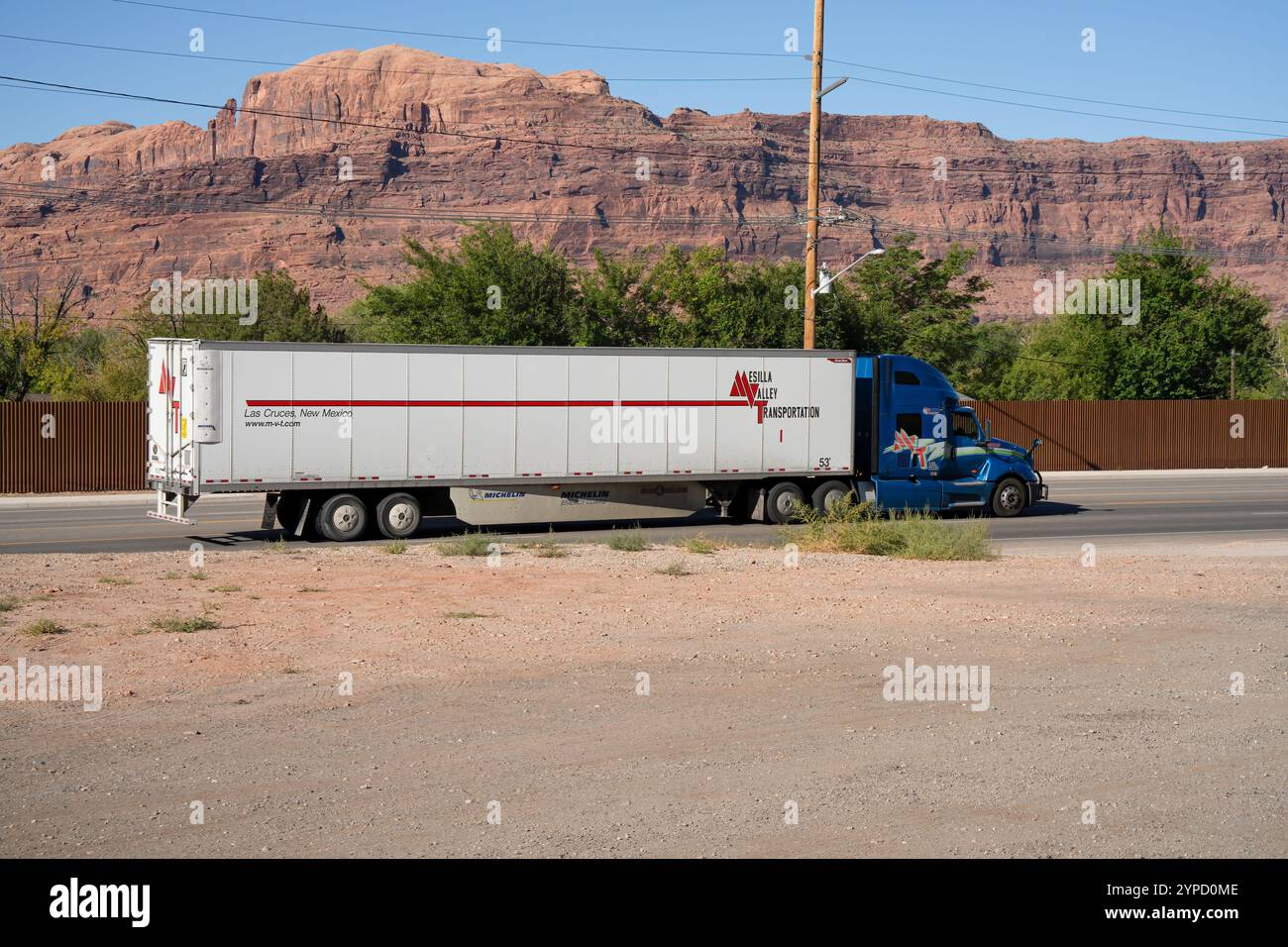 large american truck pulling a white container trailer Stock Photo - Alamy