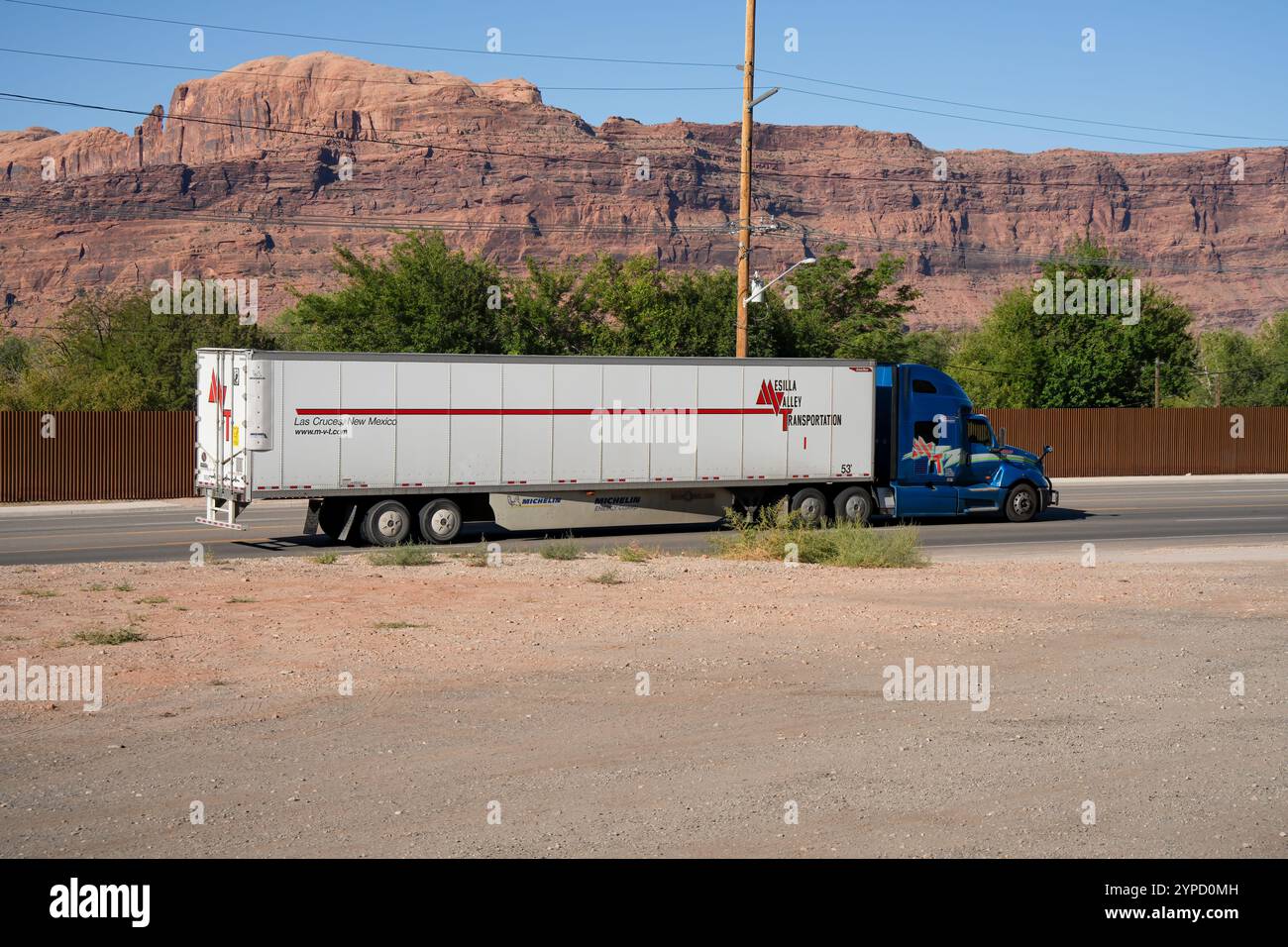 large american truck pulling a white container trailer Stock Photo - Alamy