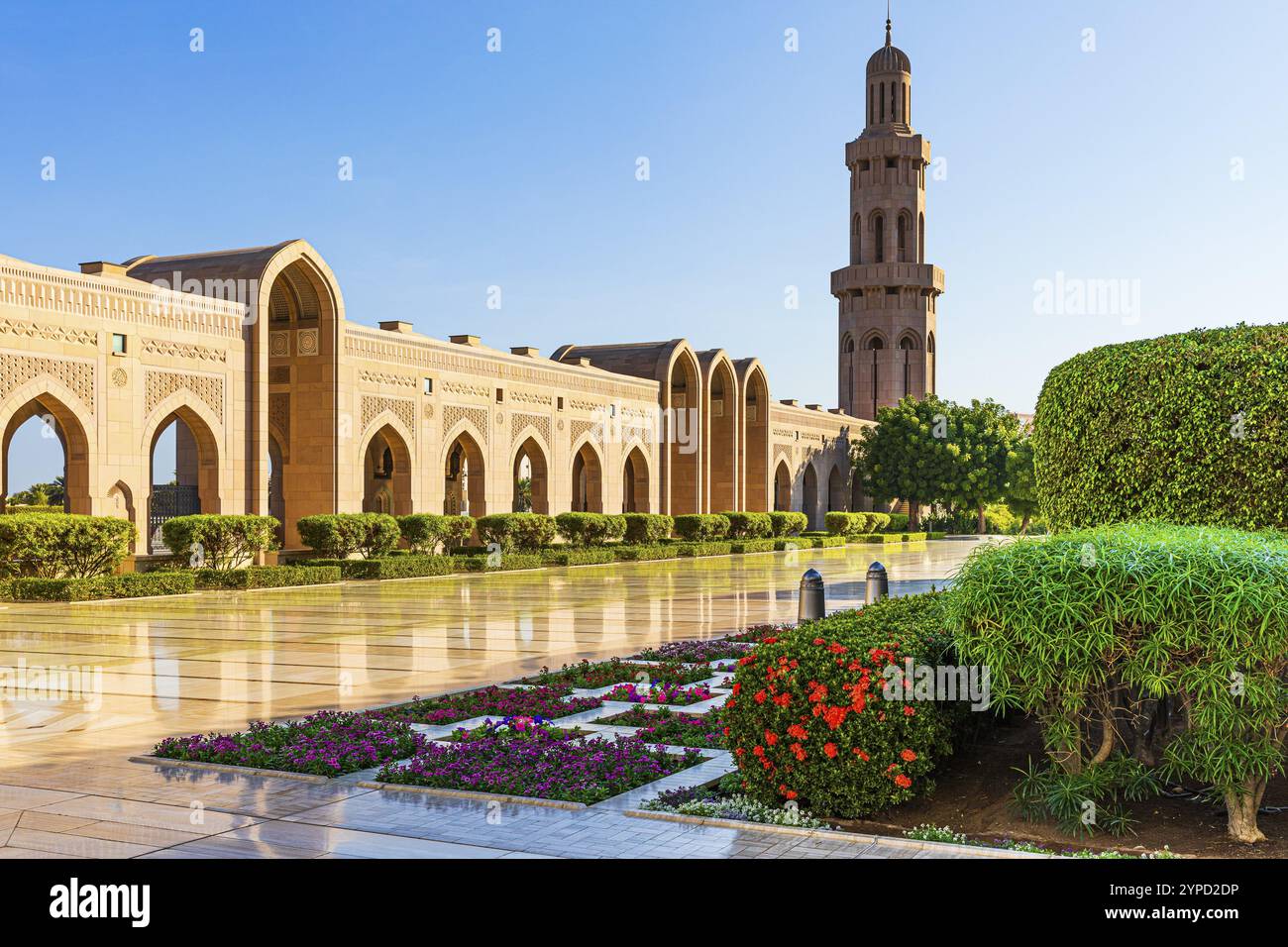 Side wing with minaret and flower-decorated courtyard of the Sultan ...