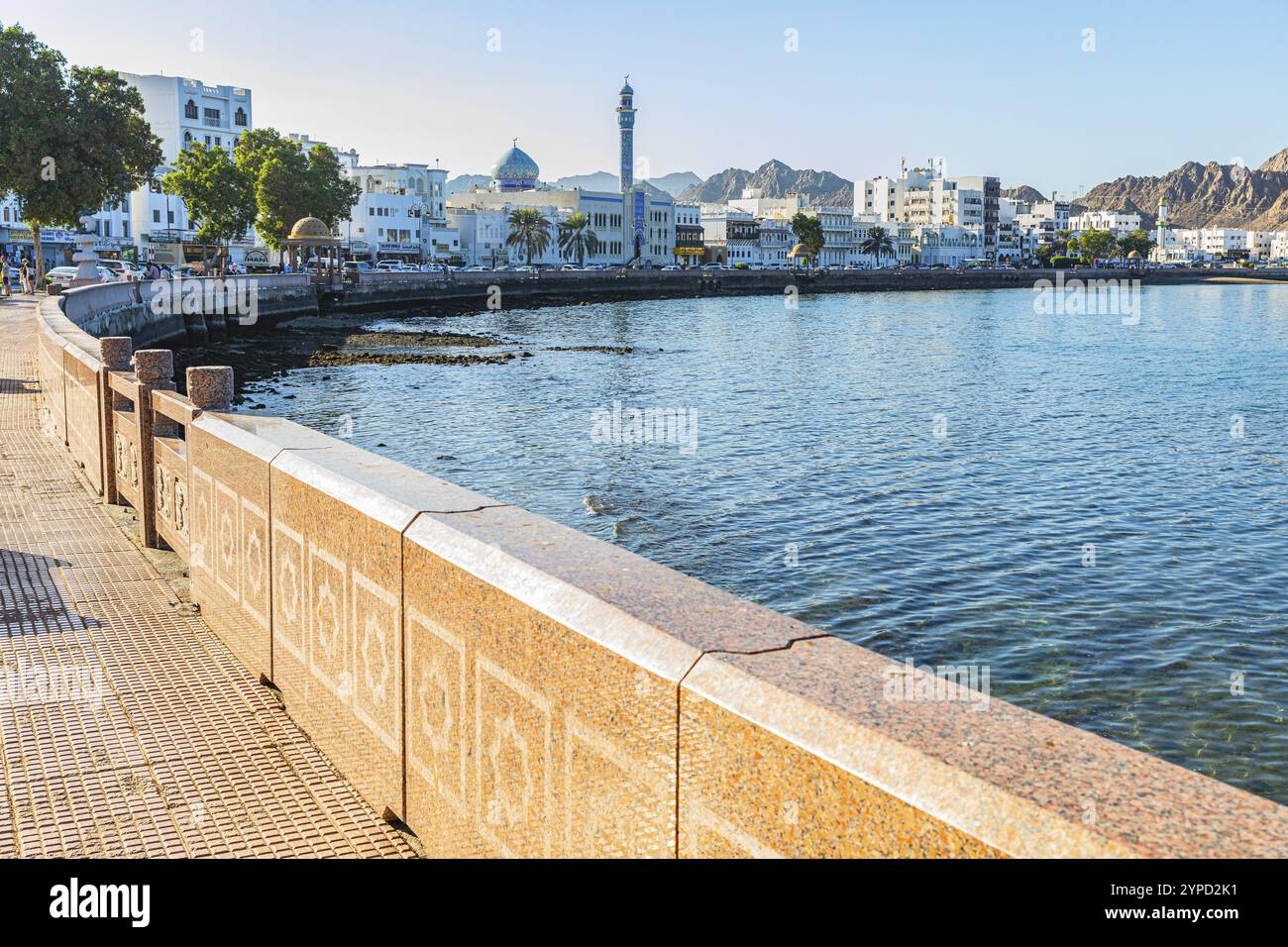 The main road Corniche leads along in an arc to the Bay of Mutrah ...