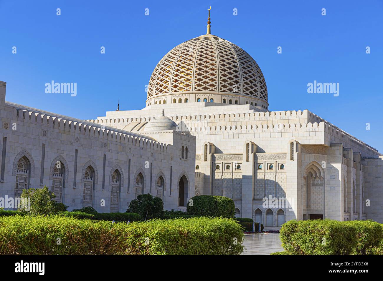 Great hall with dome of the Sultan Qaboos Mosque, Muscat, Arabian ...
