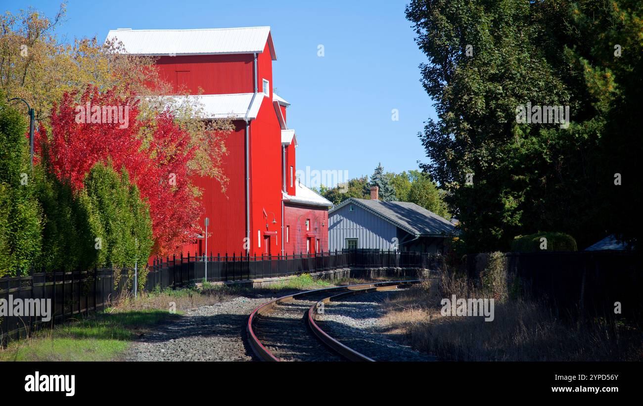 Red grain silo in the railway station Stock Photo - Alamy