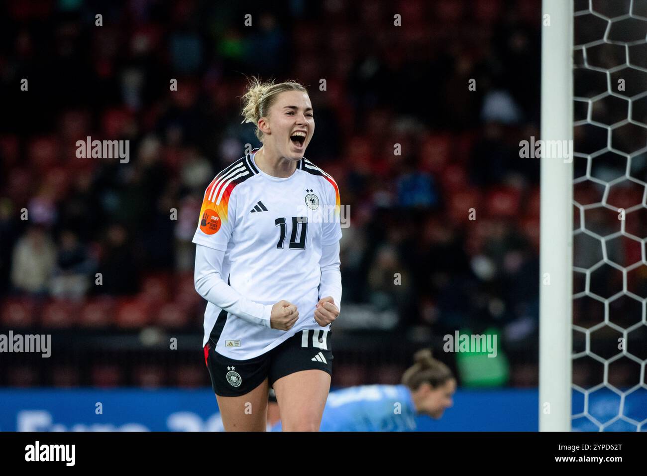 Laura Freigang (Deutschland, #10) jubelt ueber das Tor zum 0:4, SUI ...