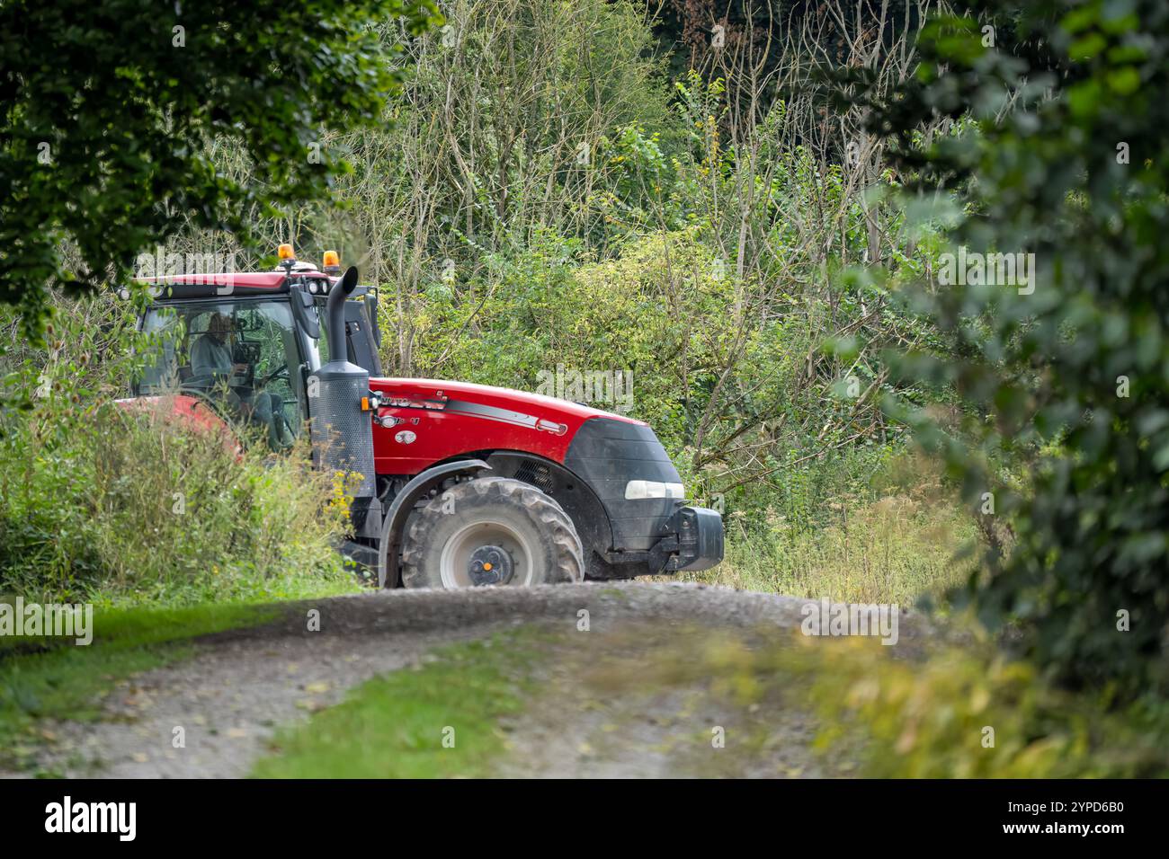 a 35000 water tanker towed by a large red Case Puma 340 tractor Stock ...