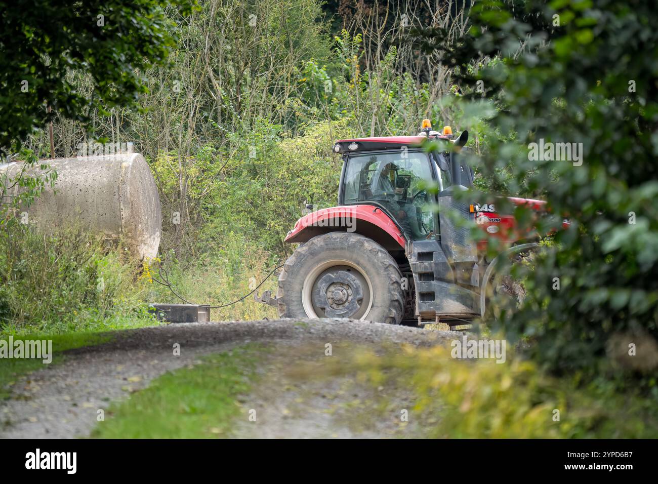 a 35000 water tanker towed by a large red Case Puma 340 tractor Stock ...