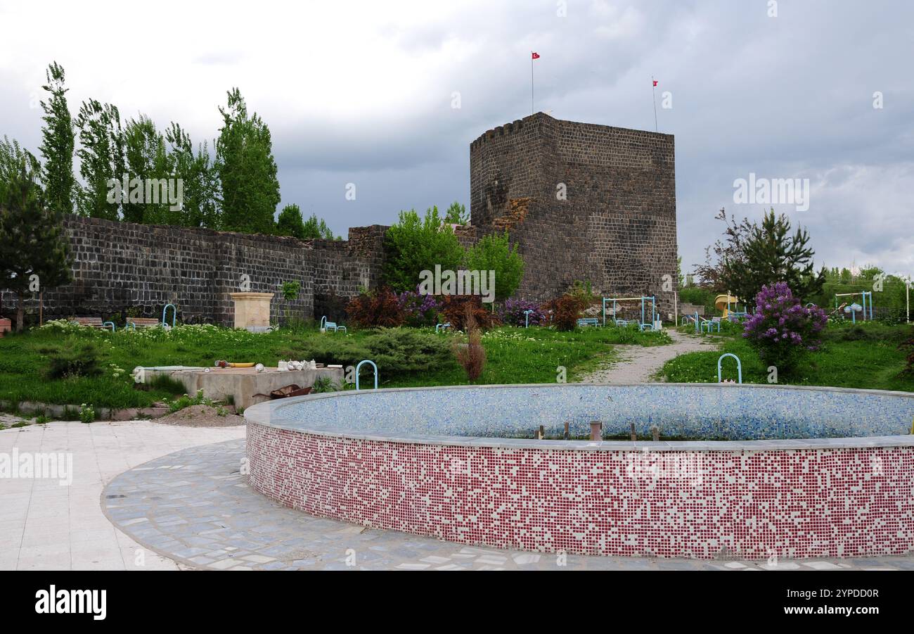 Malazgirt Castle in Mus, Turkey Stock Photo - Alamy