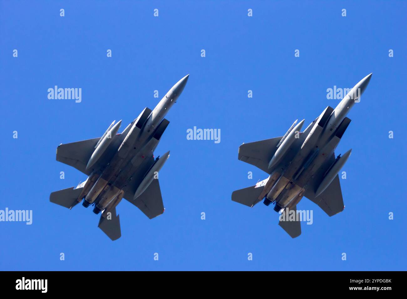 Two fighter jets flying hi-res stock photography and images - Alamy