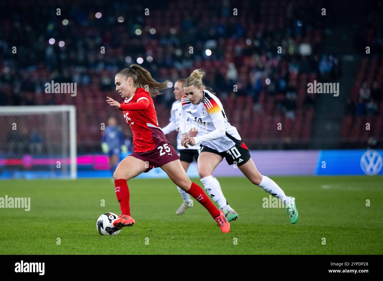 Alena Bienz (Schweiz, #25) im Zweikampf mit Laura Freigang (Deutschland ...