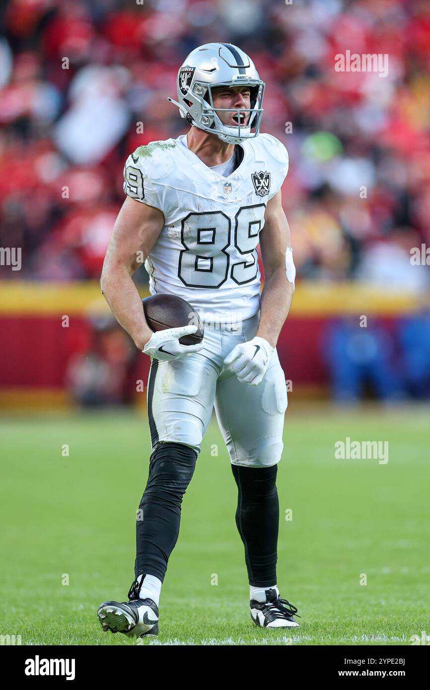 Kansas City, MO, USA. 29th Nov, 2024. Las Vegas Raiders tight end Brock ...