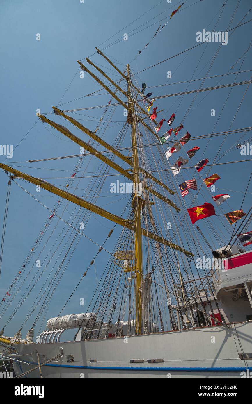 Admire every detail and beauty of the Bima Suci ship at Semayang Harbor ...