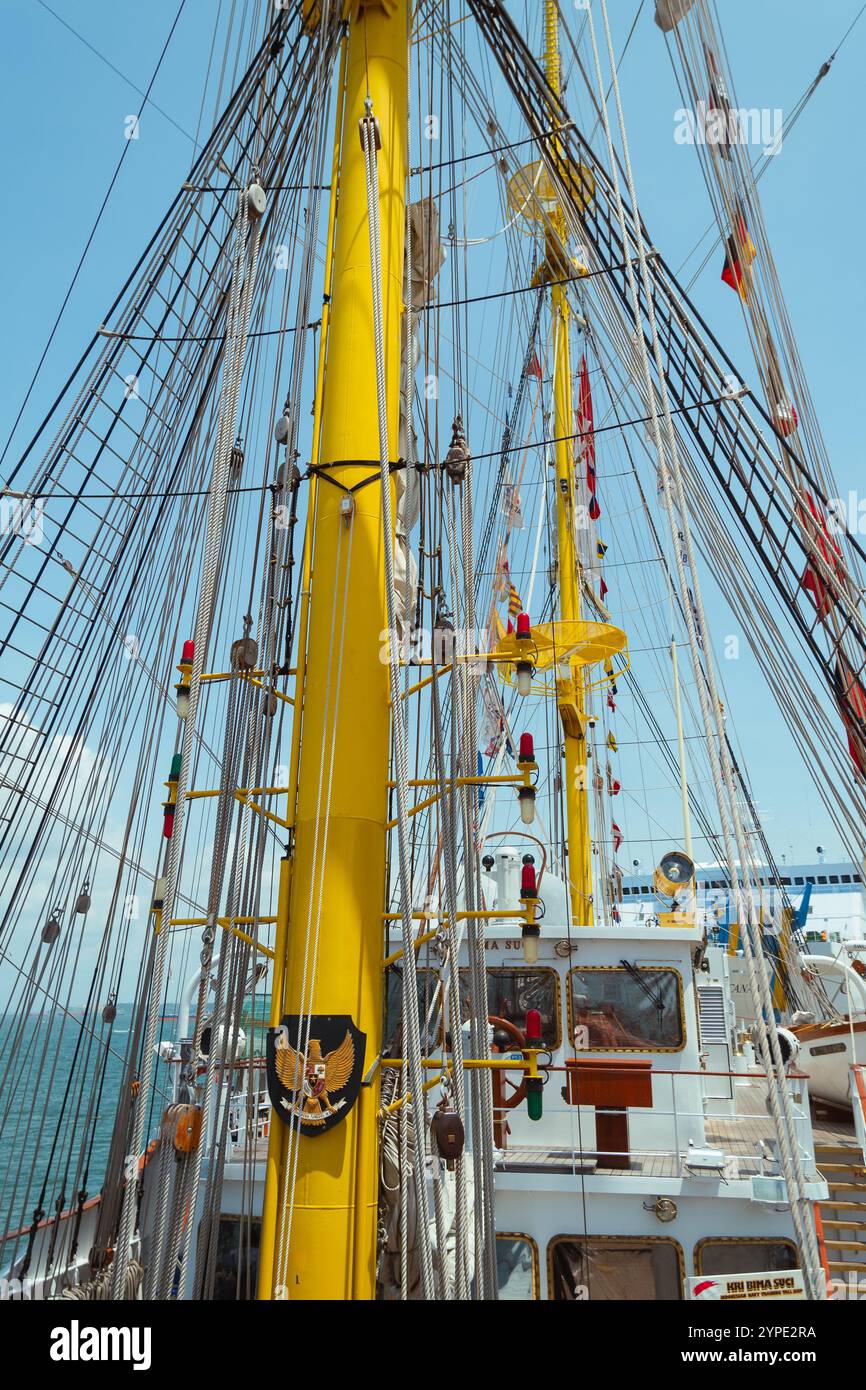 Admire every detail and beauty of the Bima Suci ship at Semayang Harbor ...
