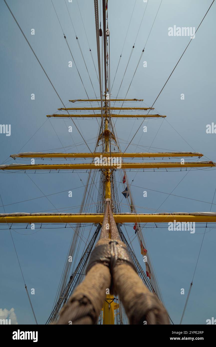 Admire every detail and beauty of the Bima Suci ship at Semayang Harbor ...