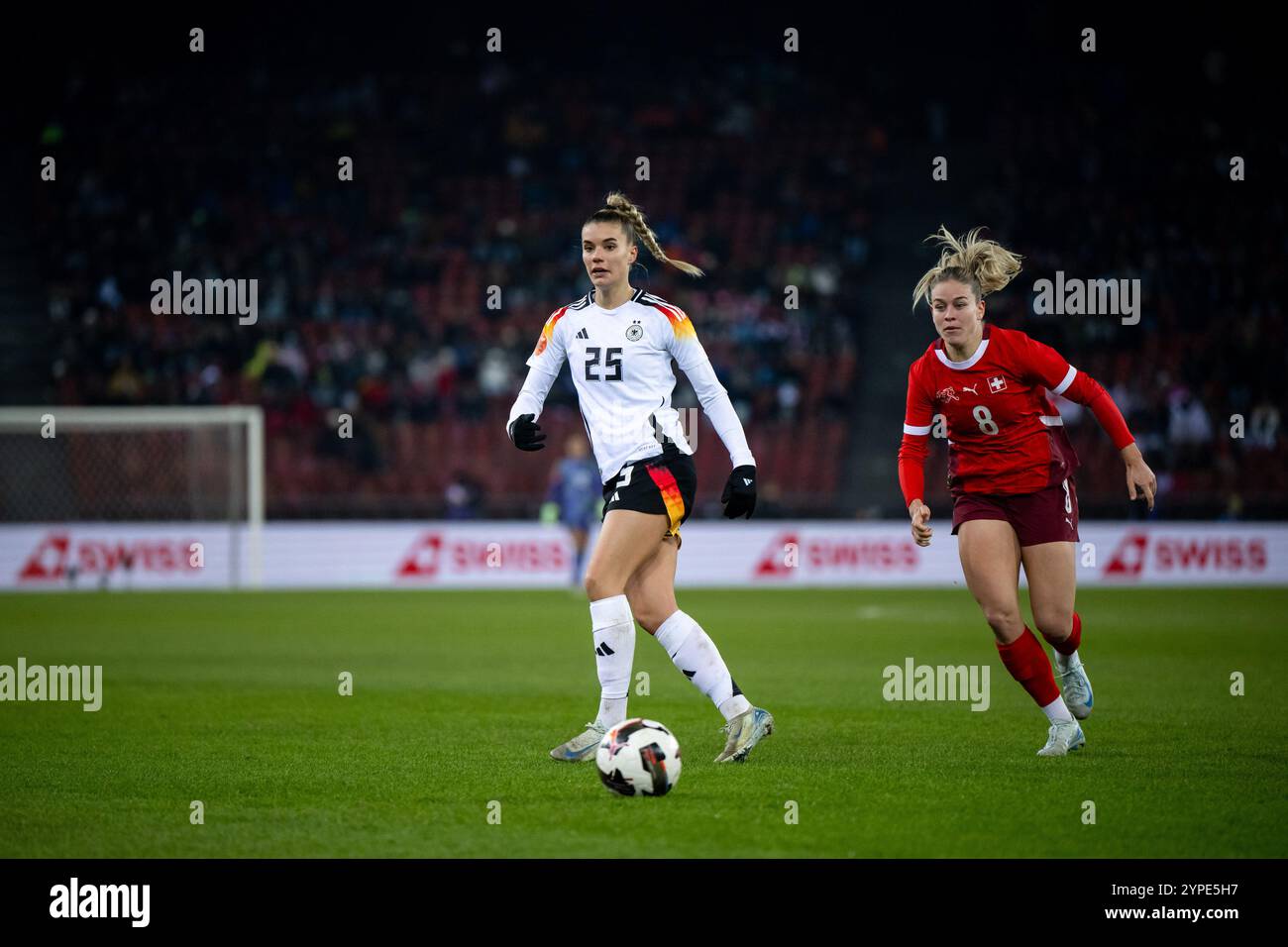 Selina Cerci (Deutschland, #25) am Ball vor Nadine Riesen (Schweiz, #08 ...