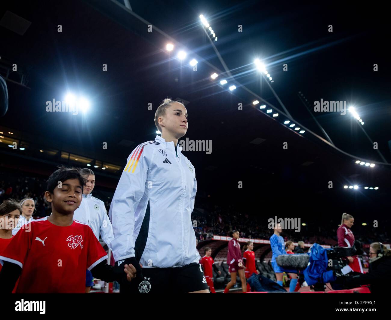 ,,Giulia Gwinn (Deutschland, #07) beim einlaufen mit Einlaufkind, SUI ...