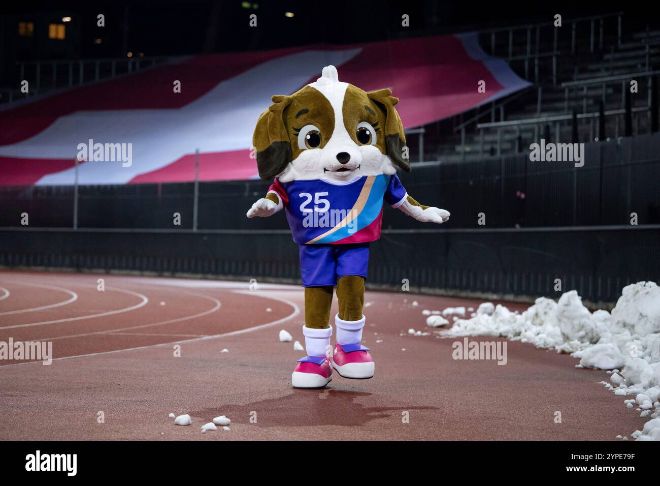 Maskottchen Maddli, Bernhardinerwelpe, vor Schweizer Flagge/Fahne, SUI ...
