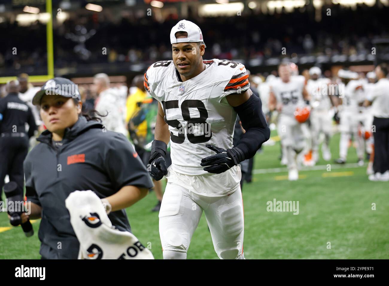 Cleveland Browns linebacker Jordan Hicks (58) runs off the field during ...
