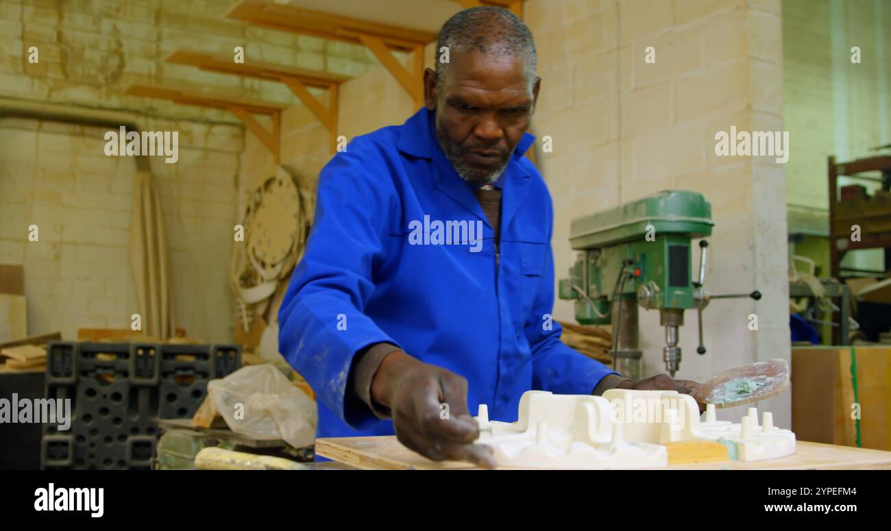Molds worker hi-res stock photography and images - Alamy