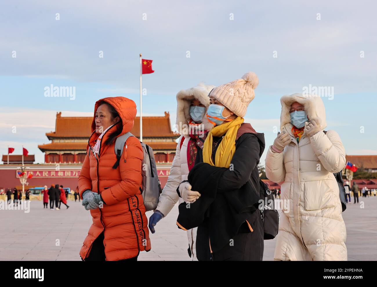Tourists wear thick clothes to visit the Tiananmen Square in Beijing ...