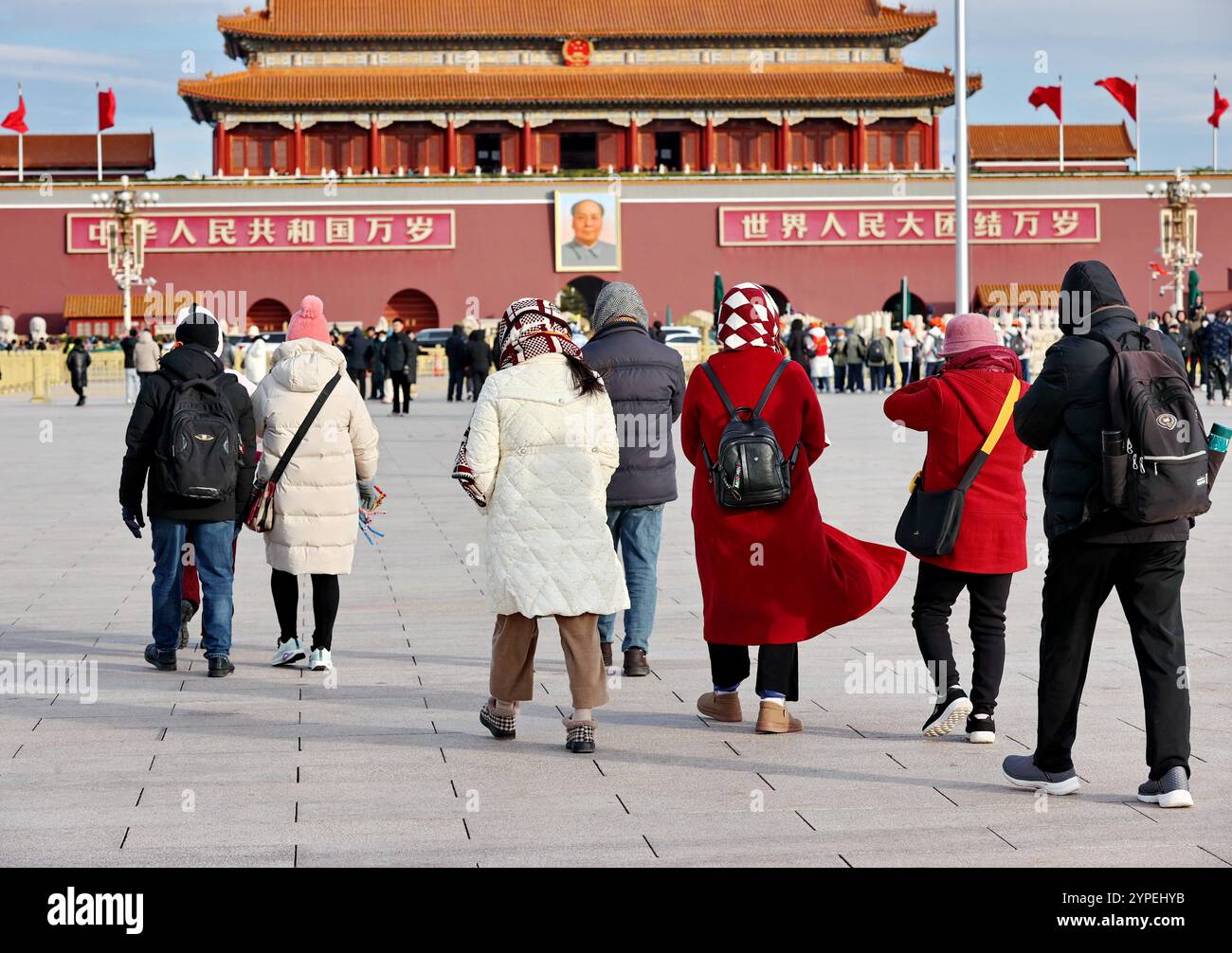 Tourists wear thick clothes to visit the Tiananmen Square in Beijing ...