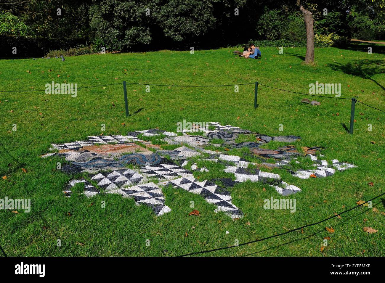 Crude Hints by Nika Neelova art in Frieze Sculpture 2024 and two lovers in Regents Park, London ...
