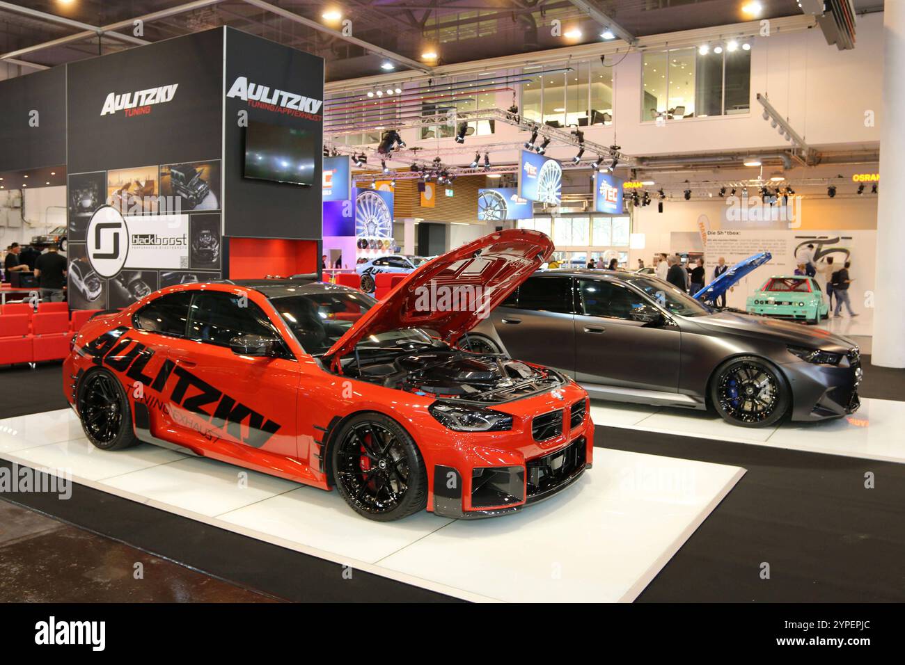 BMW M2 vorne und BMW M5 Limousine Baureihe G90, Modelljahr 2025 am Stand von Aulitzky Tuning, 56 ...