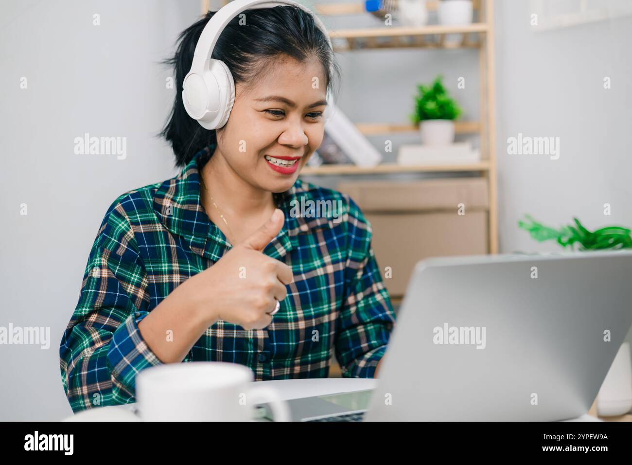 Asian woman entrepreneur engages hi-res stock photography and images ...