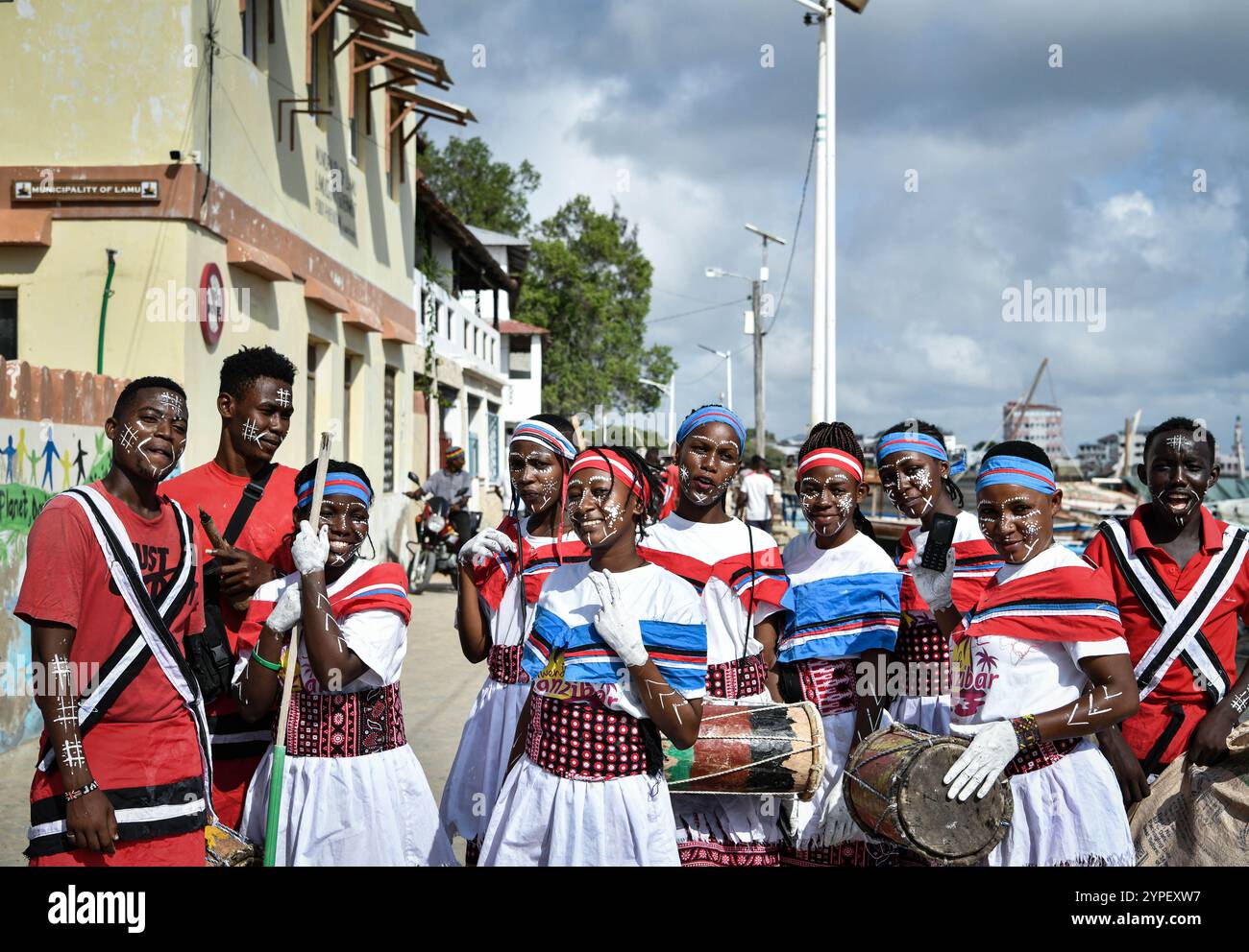 (241130) -- LAMU, Nov. 30, 2024 (Xinhua) -- Performers pose for a photo ...
