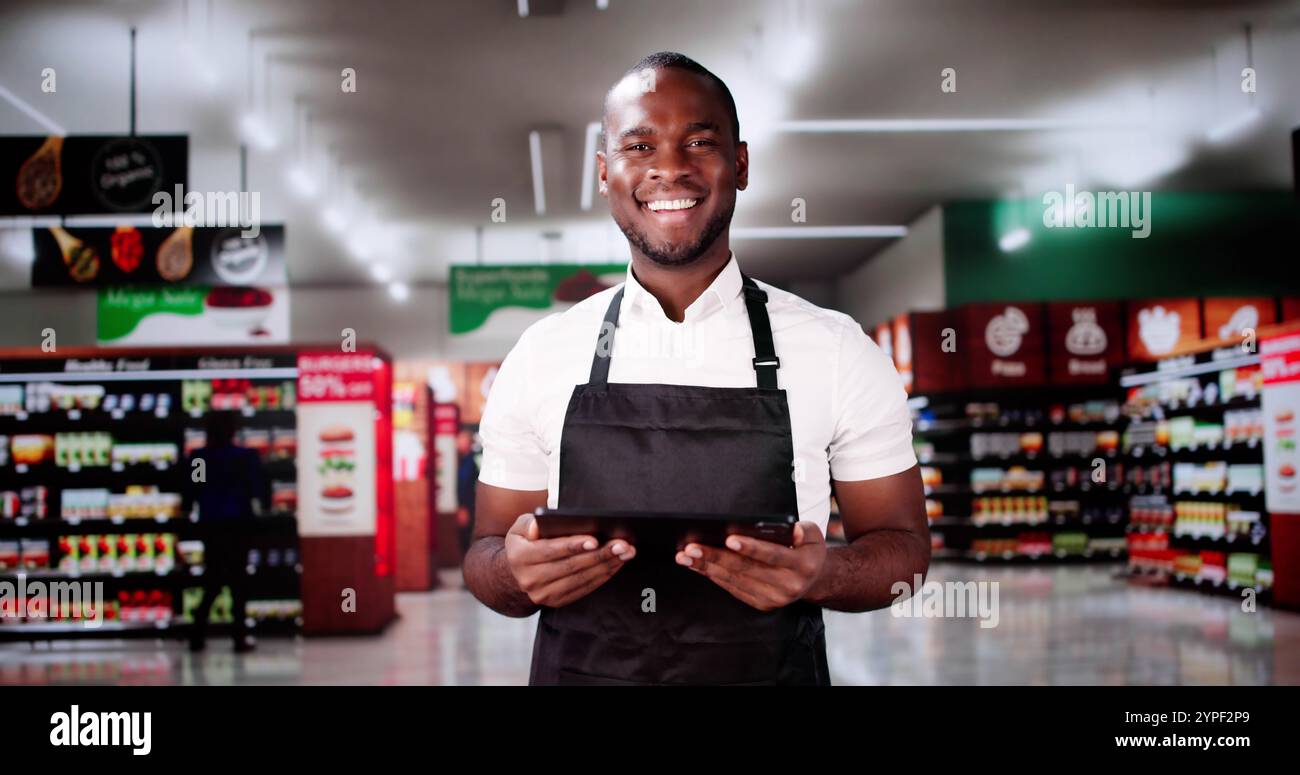 Grocery store employee using hi-res stock photography and images - Alamy