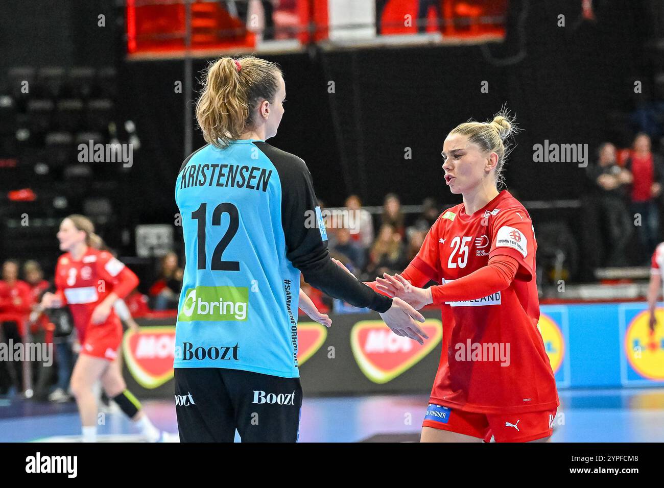 Anna Opstrup Kristensen (Daenemark, #12), Trine Jensen Oestergaard (Daenemark, #25) klatschen ...