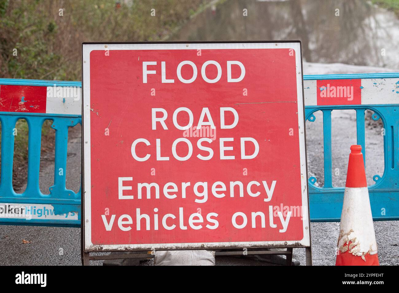 Cookham, UK. 30th November, 2024. The road through Cookham Moor in the ...