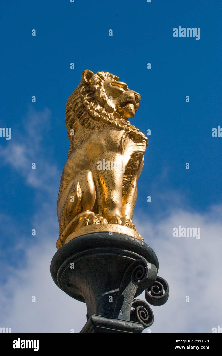Golden lion crown statue hi-res stock photography and images - Alamy
