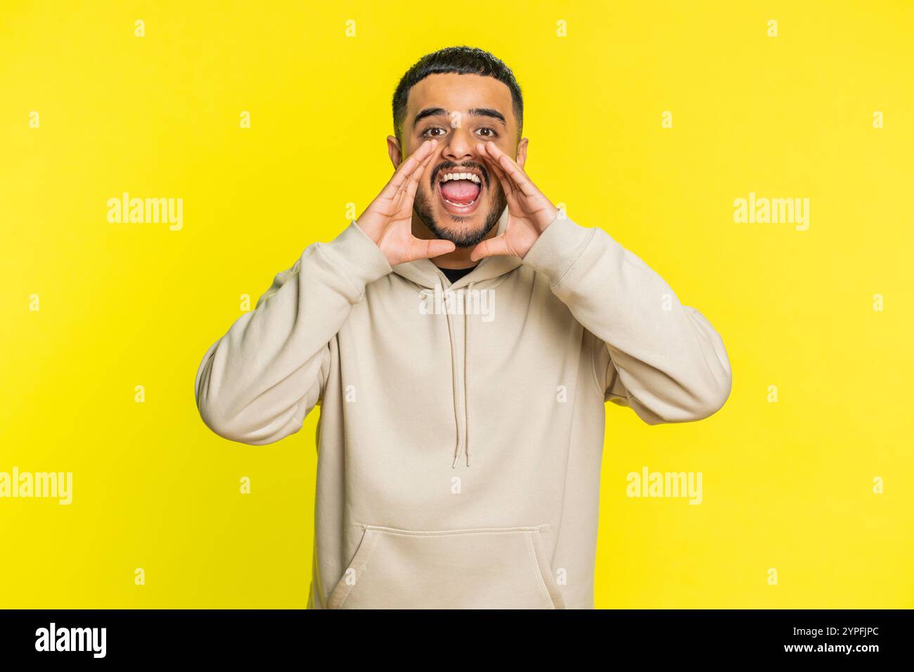 Happy Indian young man yell, shout to camera, promotion advertisement ...