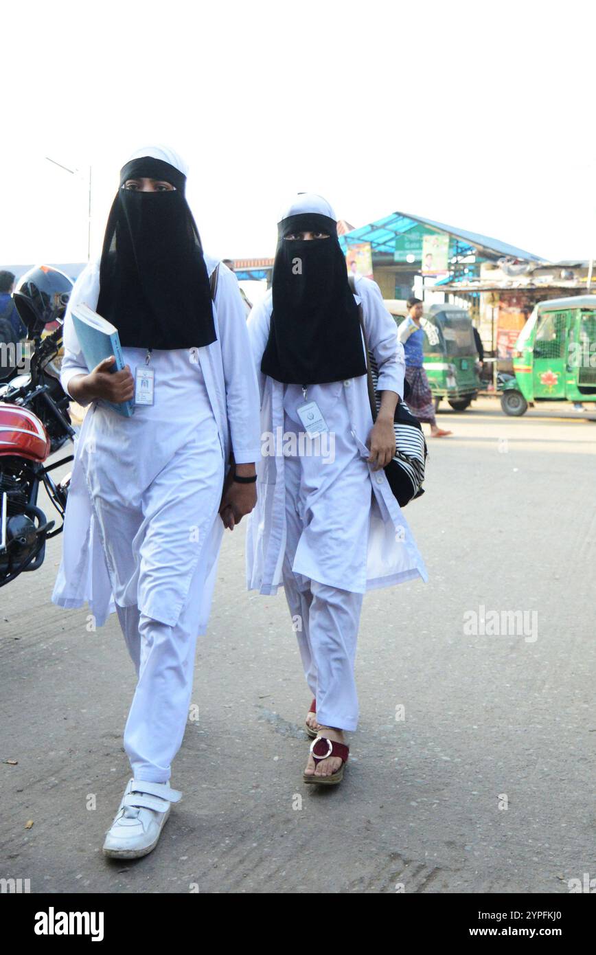 Veiled women in Dhaka, Bangladesh Stock Photo - Alamy