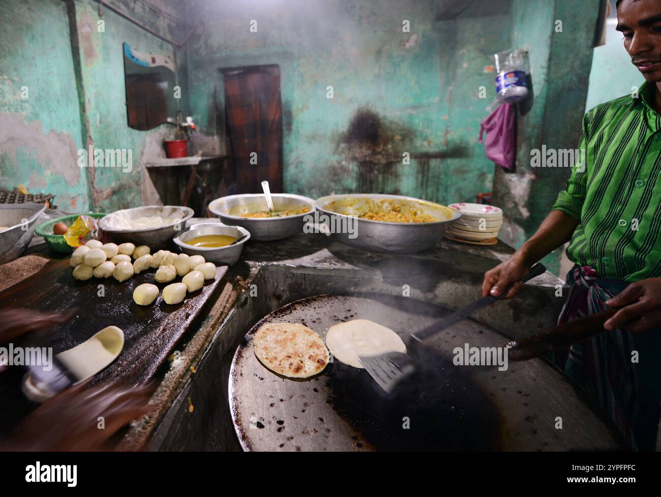 A Bengali man preparing fresh roti in a small restaurant in Dhaka, Bangladesh Stock Photo - Alamy