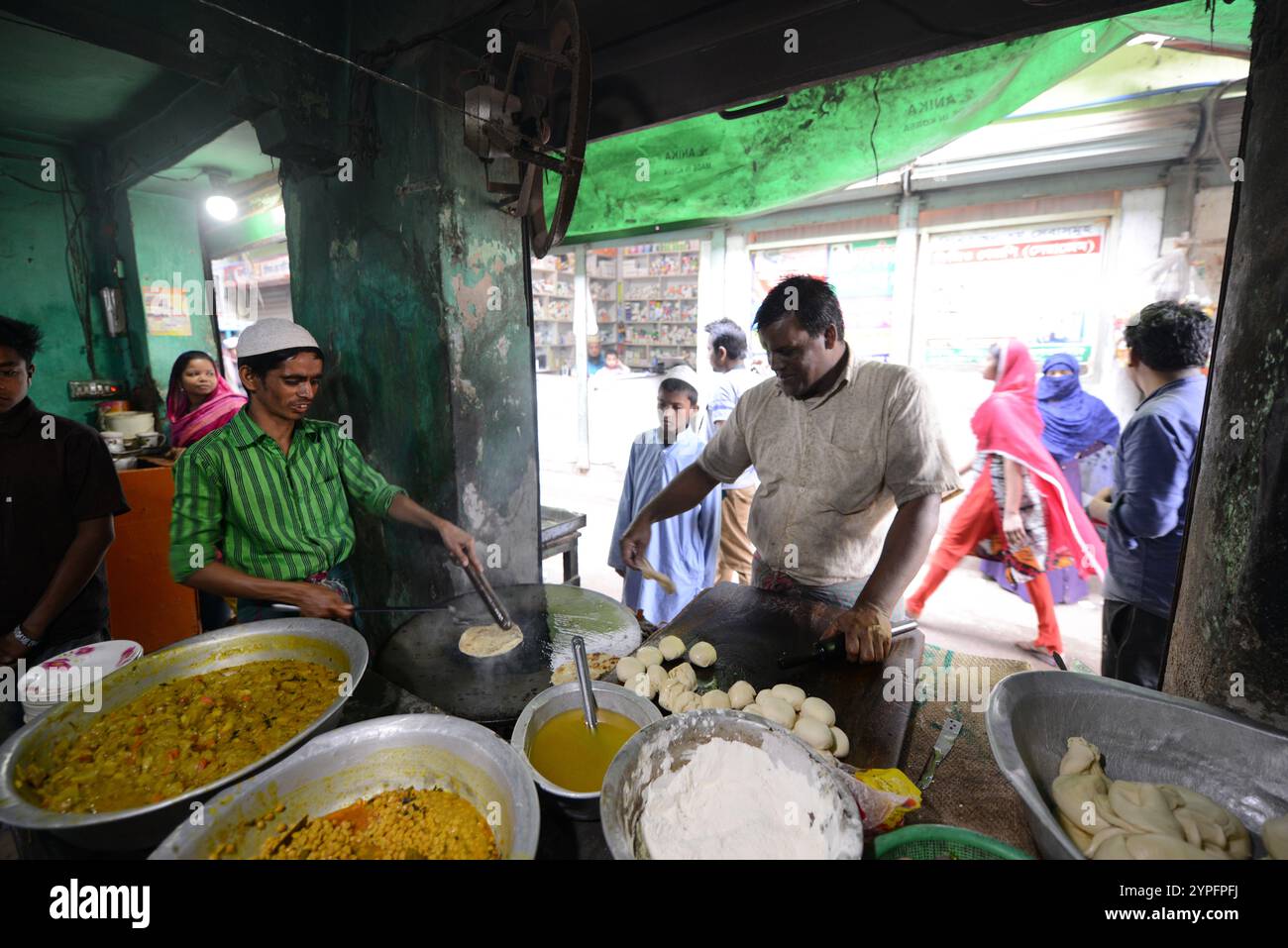 A Bengali man preparing fresh roti in a small restaurant in Dhaka ...