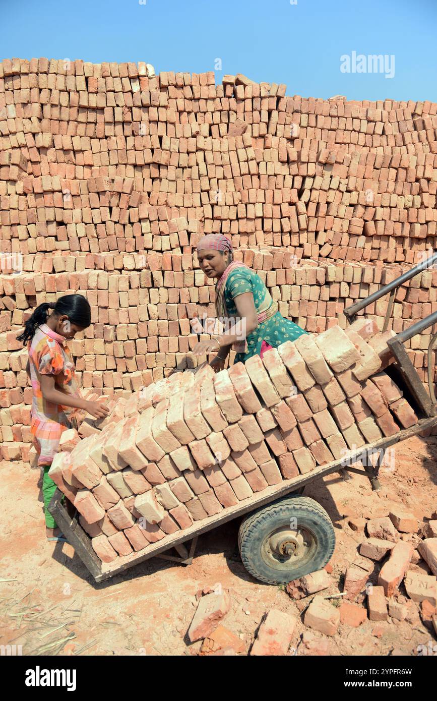 A Brick factory in the outskirts of Dhaka, Bangladesh Stock Photo - Alamy