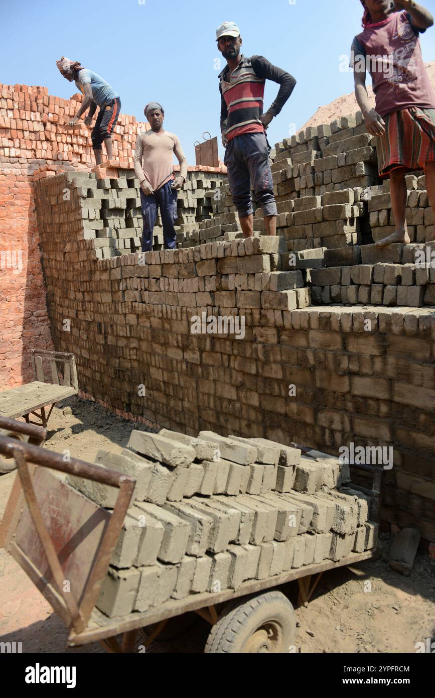A Brick factory in the outskirts of Dhaka, Bangladesh Stock Photo - Alamy
