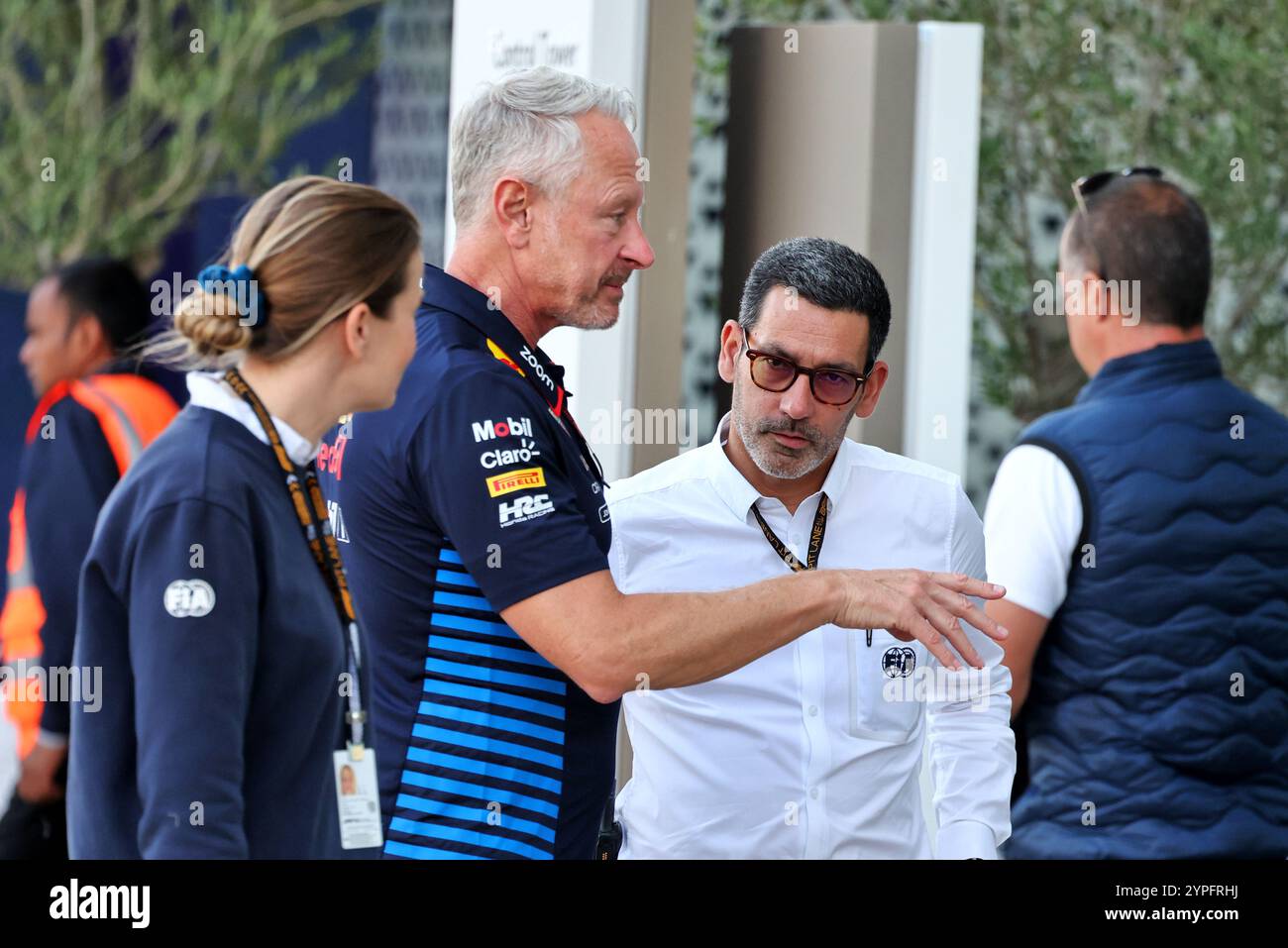 (L to R): Jonathan Wheatley (GBR) Red Bull Racing Team Manager with Rui ...