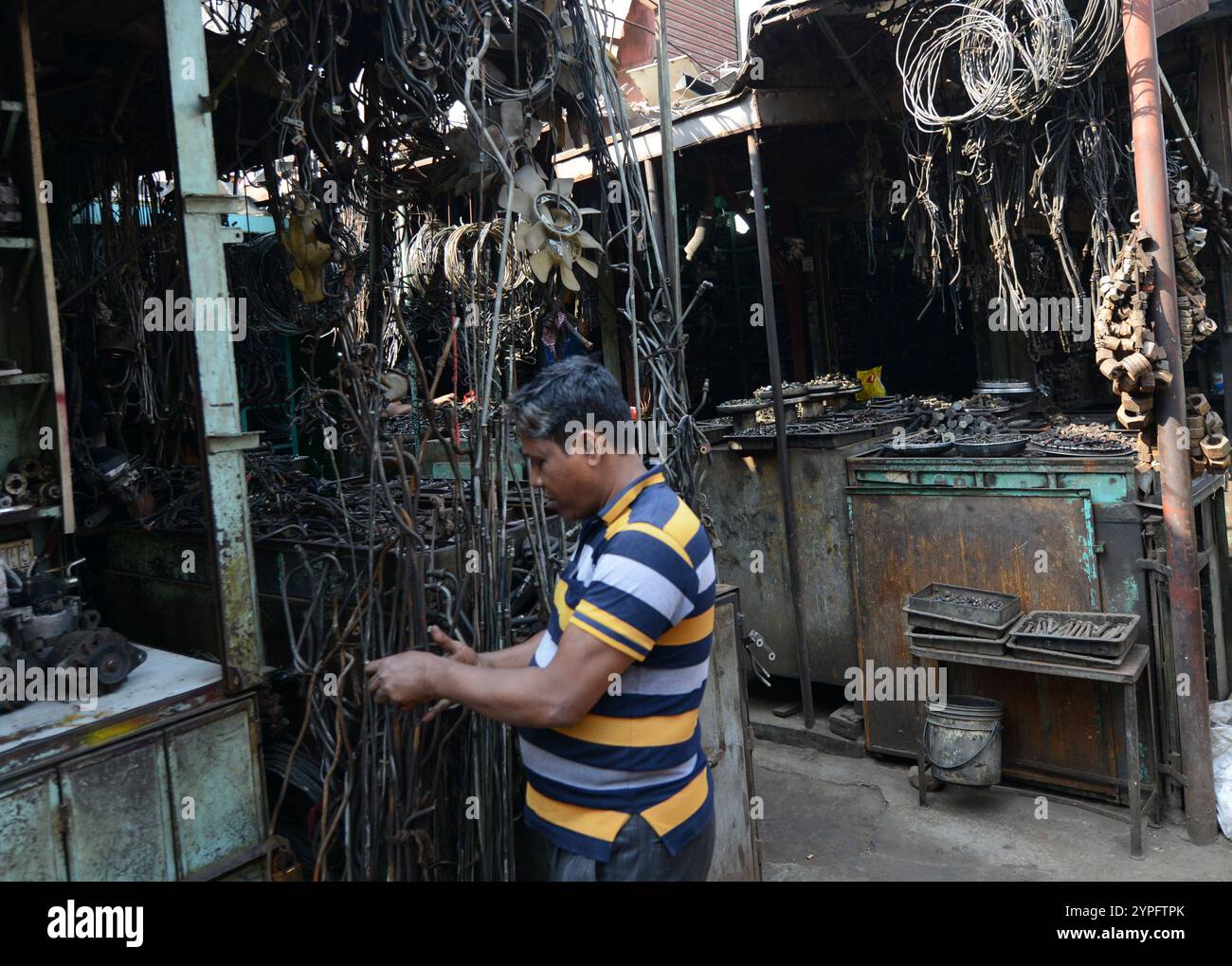 A hardware market in Dhaka, Bangladesh Stock Photo - Alamy