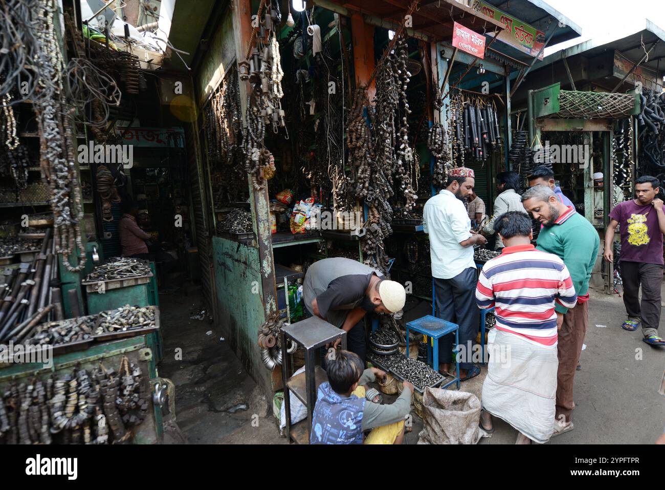 A hardware market in Dhaka, Bangladesh Stock Photo - Alamy