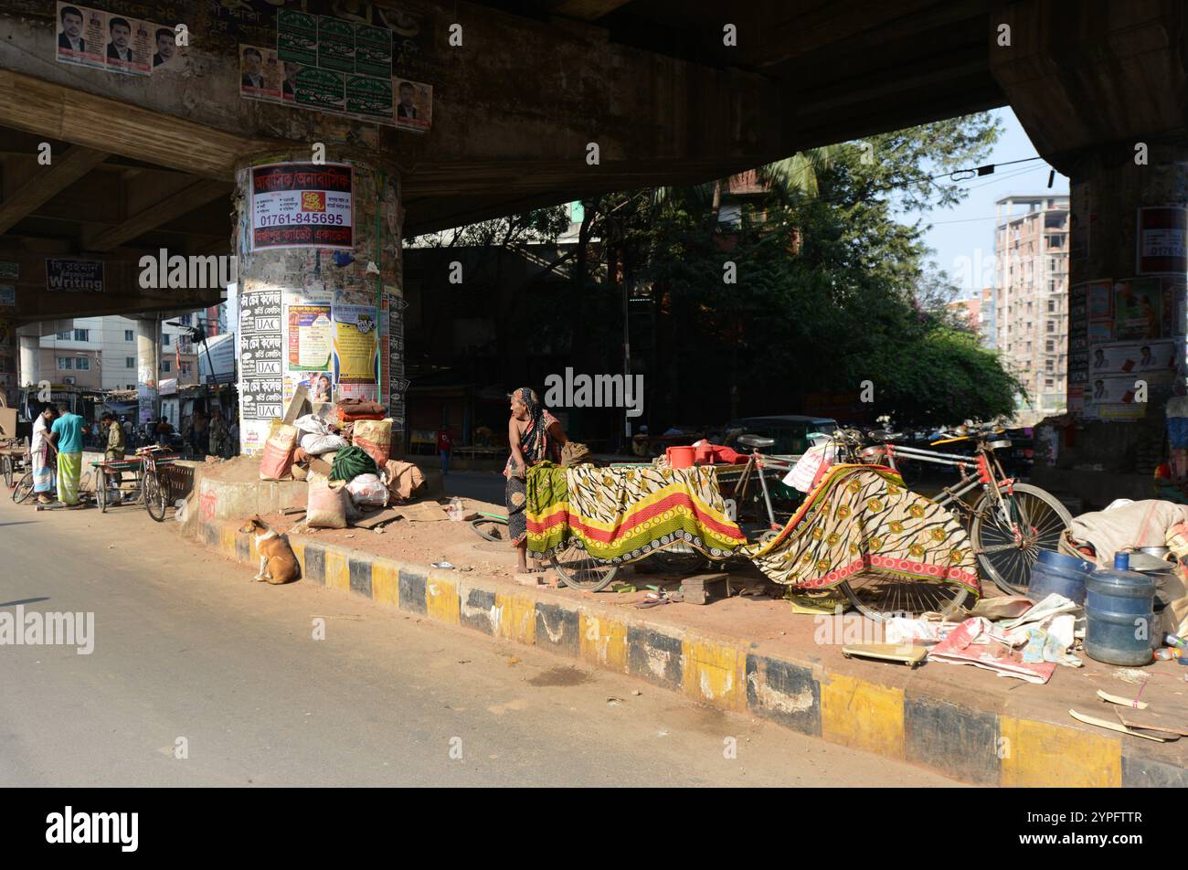 People living under a bridge in Dhaka, Bangladesh Stock Photo - Alamy